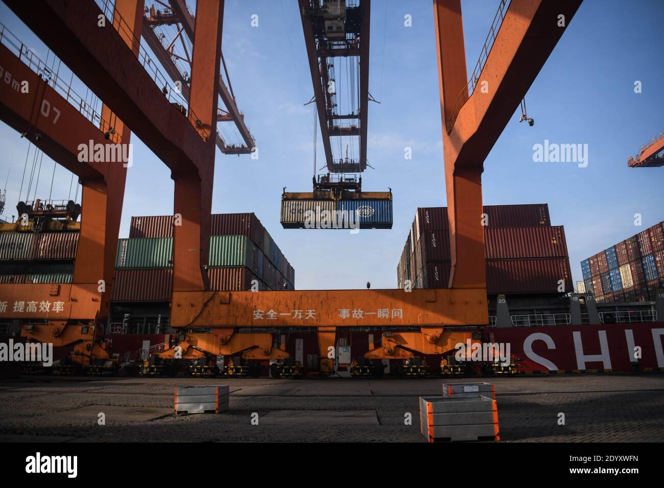 Containers Teu Shipping Hi Res Stock Photography And Images Alamy