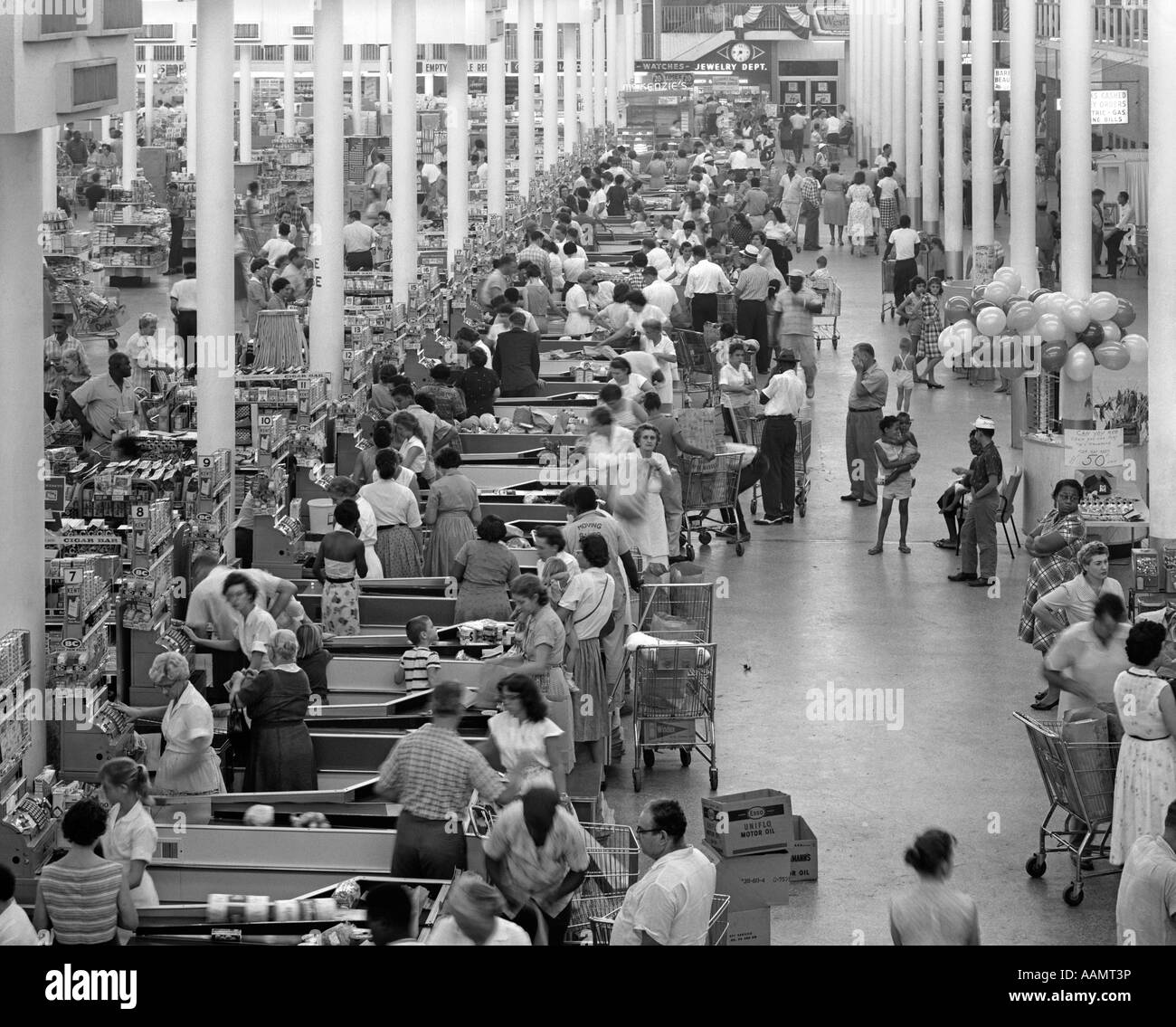 1960s OVERHEAD VIEW OF ROW OF BUSY CHECKOUT COUNTERS IN SUPERMARKET ... 1960s OVERHEAD VIEW OF ROW OF BUSY CHECKOUT COUNTERS IN SUPERMARKET ...