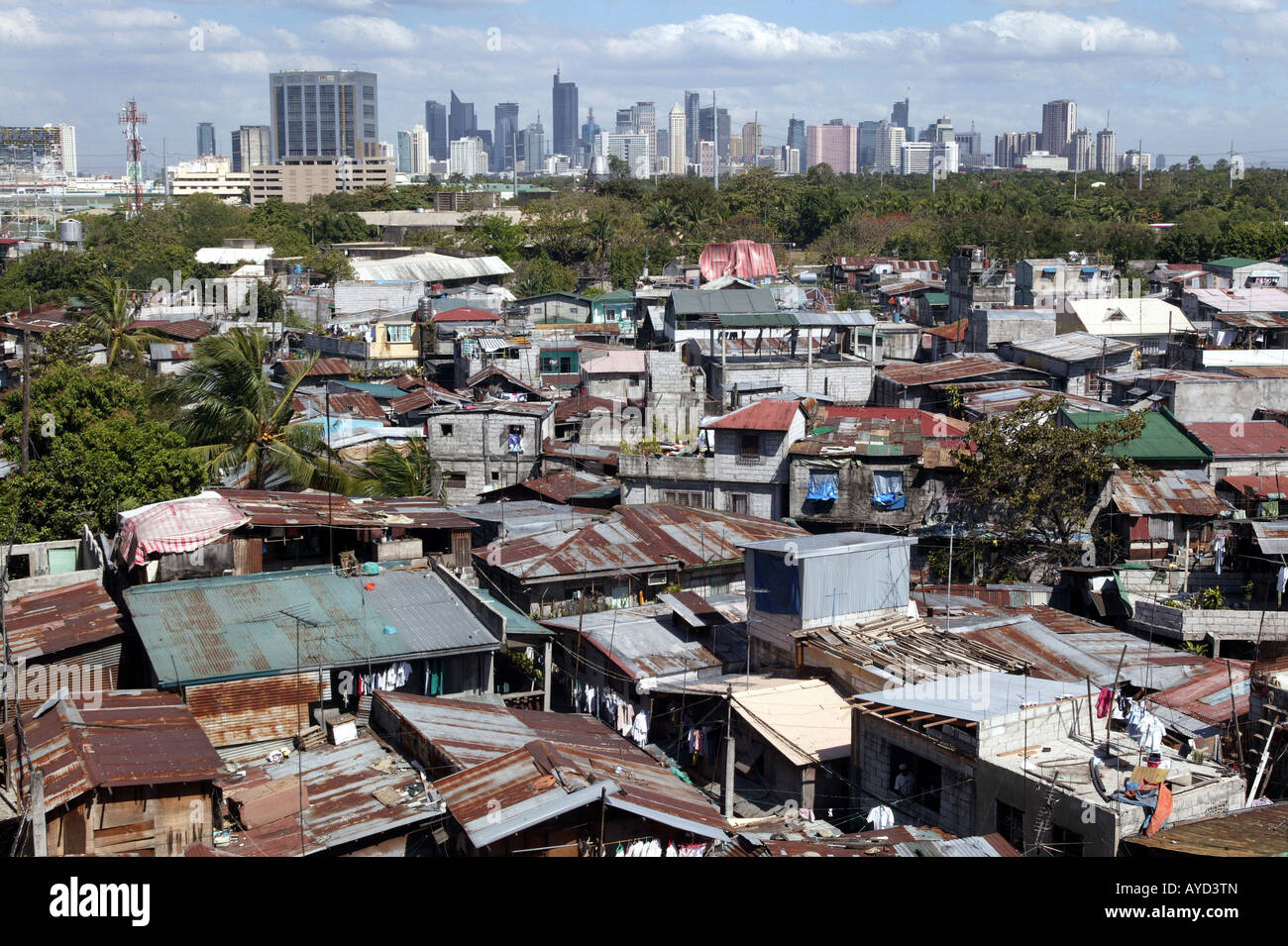 Manila, The Philippines: Slum huts in front of the skyline of the Stock Photo: 17070548 - Alamy