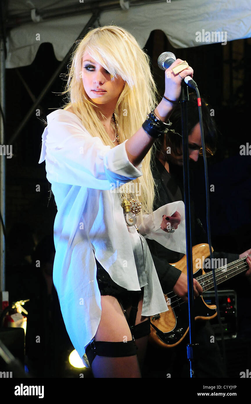 Taylor Momsen The Pretty Reckless Performing Live At Perry Street As