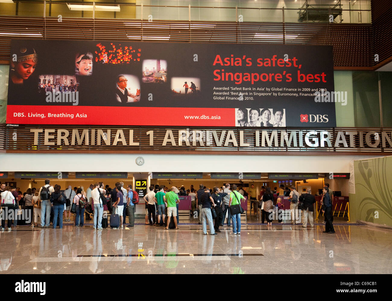 Passengers arriving in the arrivals hall, Terminal 1, Changi airport ... Passengers arriving in the arrivals hall, Terminal 1, Changi airport ...