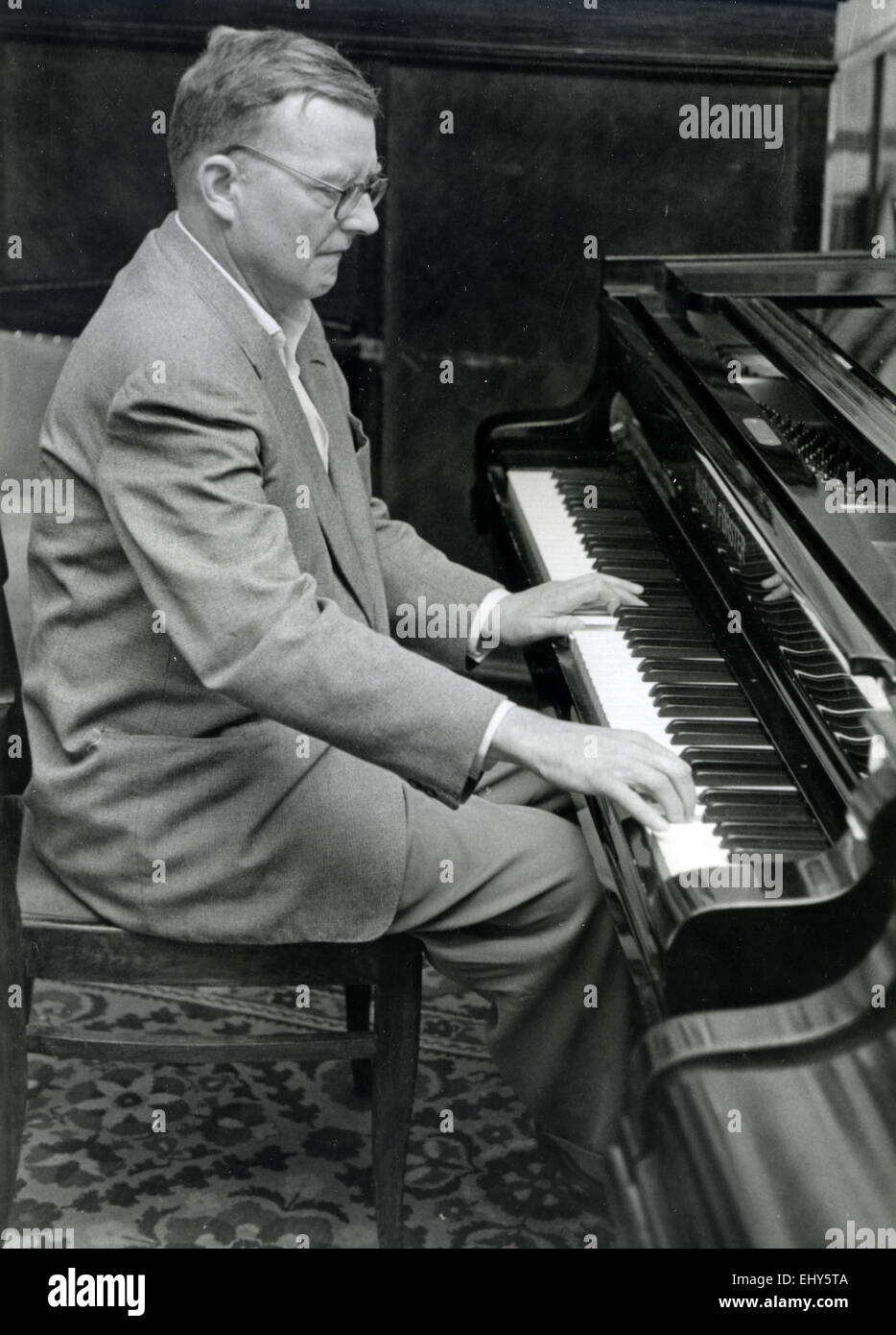 DMITRI SHOSTAKOVICH (1906-1975) Russian composer about 1950 Stock Photo ... DMITRI SHOSTAKOVICH (1906-1975) Russian composer about 1950 Stock Photo ...