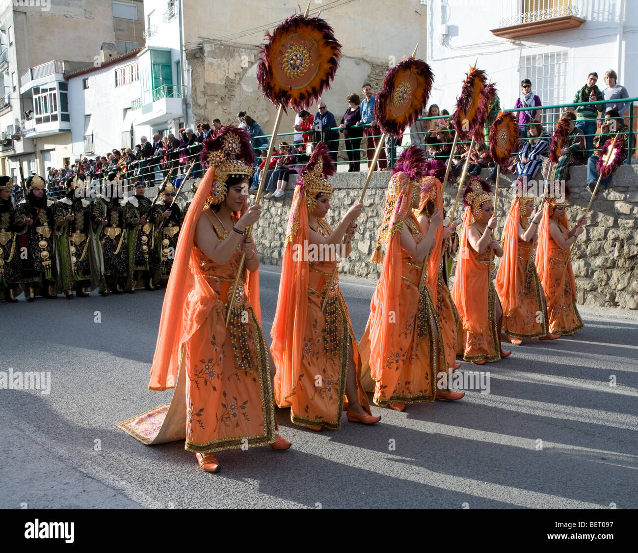 Menschen In Tracht Auf Eine Spanische Fiesta In Cullar Spanien