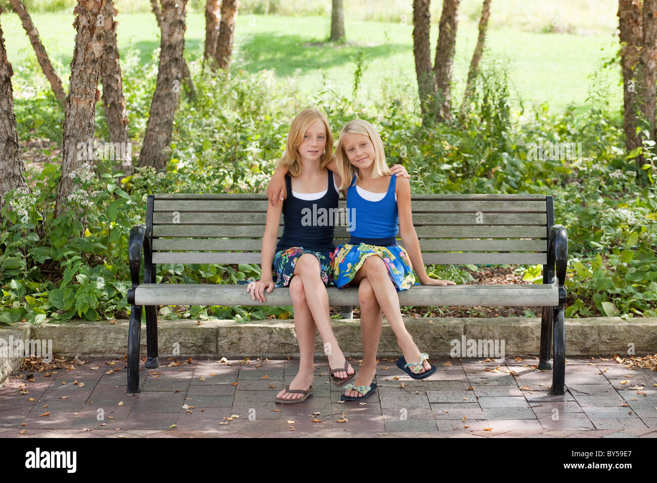 Zwei Mädchen Beine Gekreuzt Auf Einer Bank Stockfoto Bild 33923295 Alamy