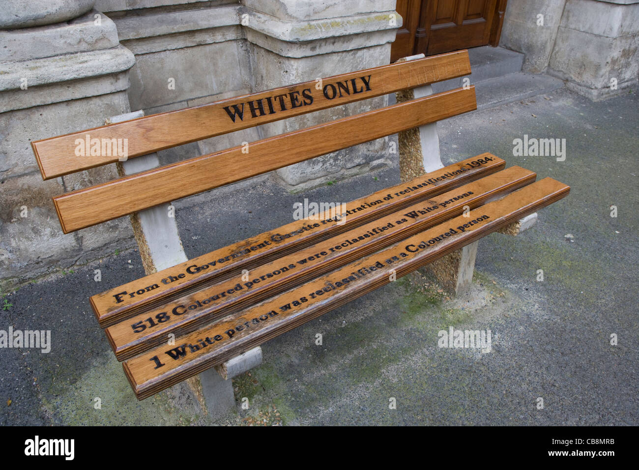 Kapstadt: Apartheid Ära Bänke außerhalb Justizpalast in Queen Victoria ... Kapstadt: Apartheid Ära Bänke außerhalb Justizpalast in Queen Victoria ...