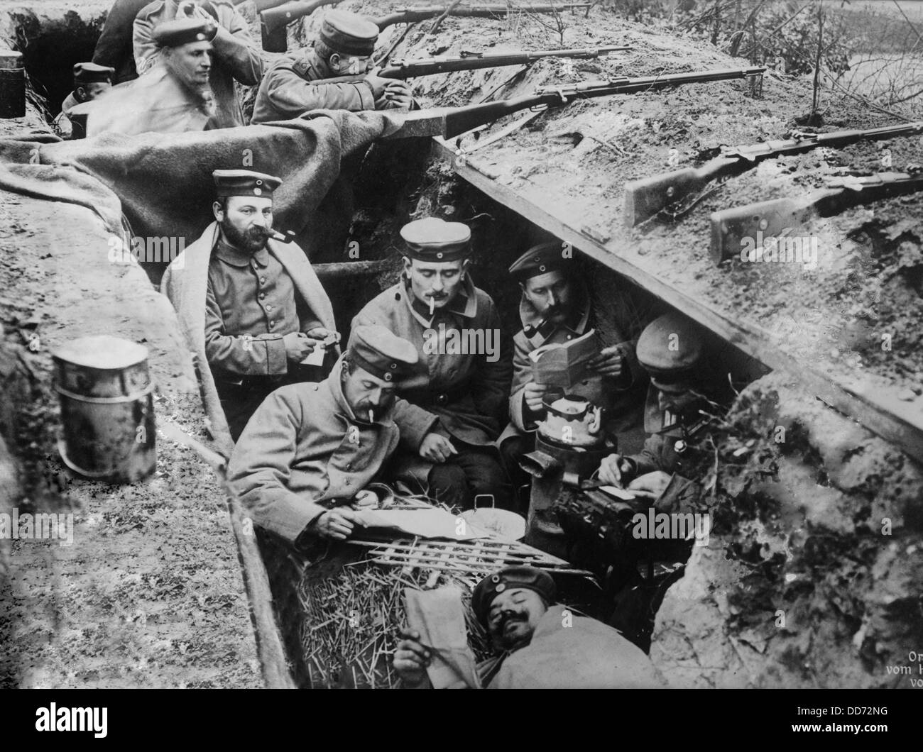 1. Weltkrieg. Deutsche Soldaten, Rauchen, lesen und schreiben in den Graben. Im Hintergrund ...