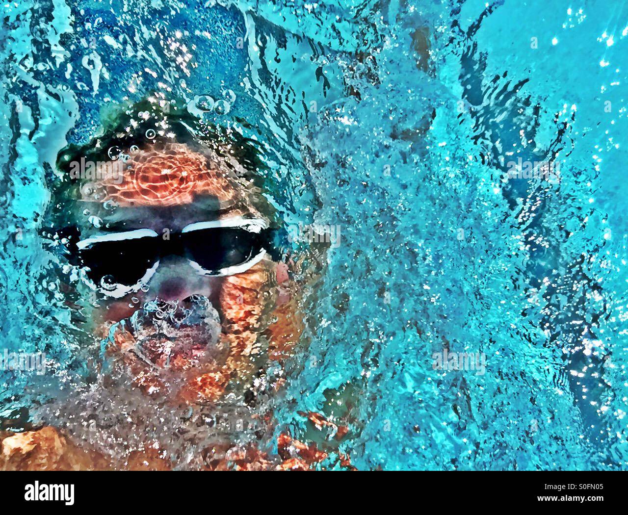 Detailansicht über männliche Schwimmer Rücken nach oben in einem ... Detailansicht über männliche Schwimmer Rücken nach oben in einem ...
