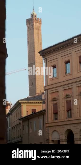 Torre degli Asinelli tower in Bologna old town, Emilia Romagna, Italy ...