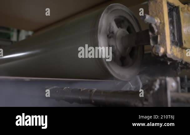 Roller for moving wet cardboard web along conveyor. Rotating mechanism ...