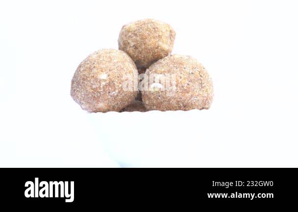 Gond methi ke laddoo. Sweet Dink laddu also known as Dinkache ladu in ...