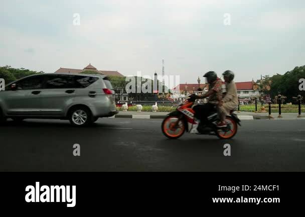 Balai Kota Malang dan Alun-alun Bundar. Malang City Hall and Tugu ...