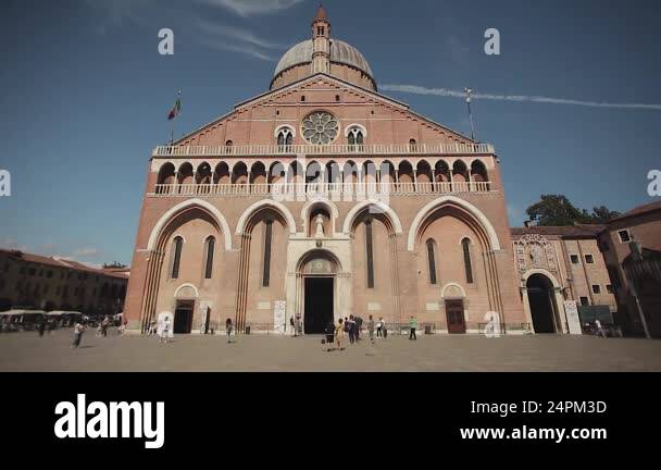 Padova, Italy 1 January 2025: Tourists and locals walking in piazza del ...