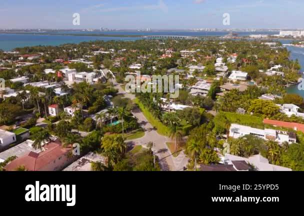 Sunset Islands residential neighborhood. Luxury homes in Miami Beach ...