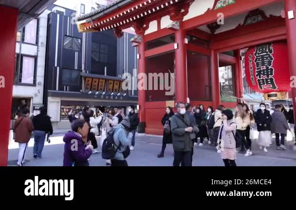 Crowds passing through a traditional Japanese gate Stock Video Footage ...