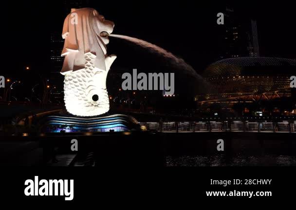 Singapore city, Singapore - february 26, 2020 : Merlion statue spraying ...