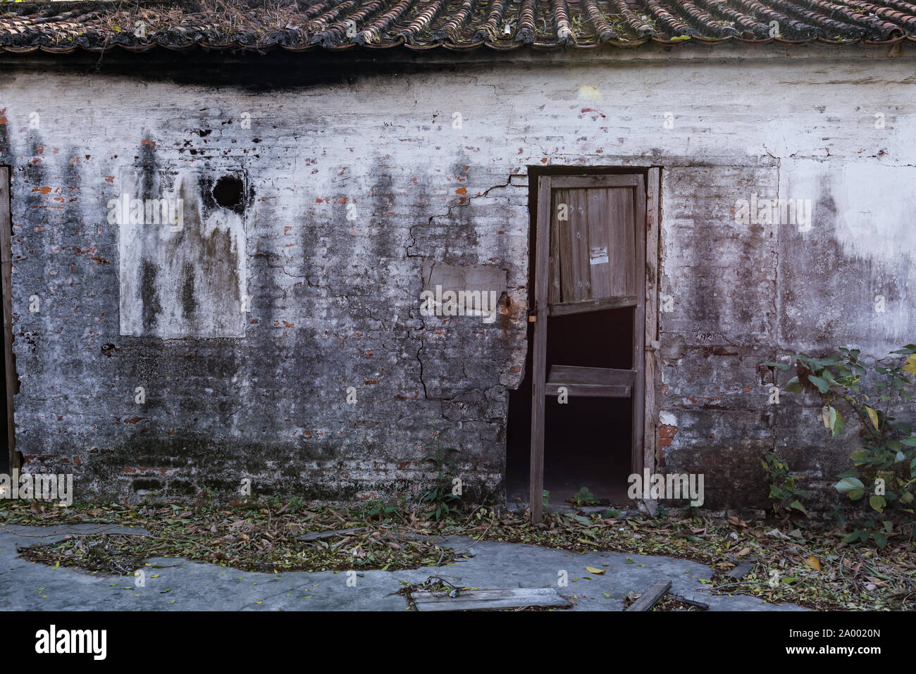 Broken wooden door hi-res stock photography and images - Alamy