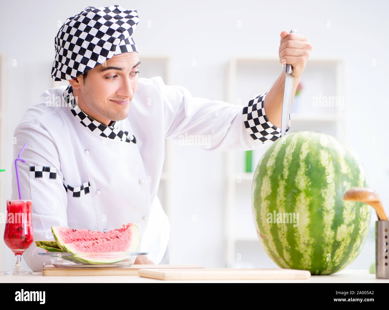 Professional chef cutting fresh watermelon hi-res stock photography and ...