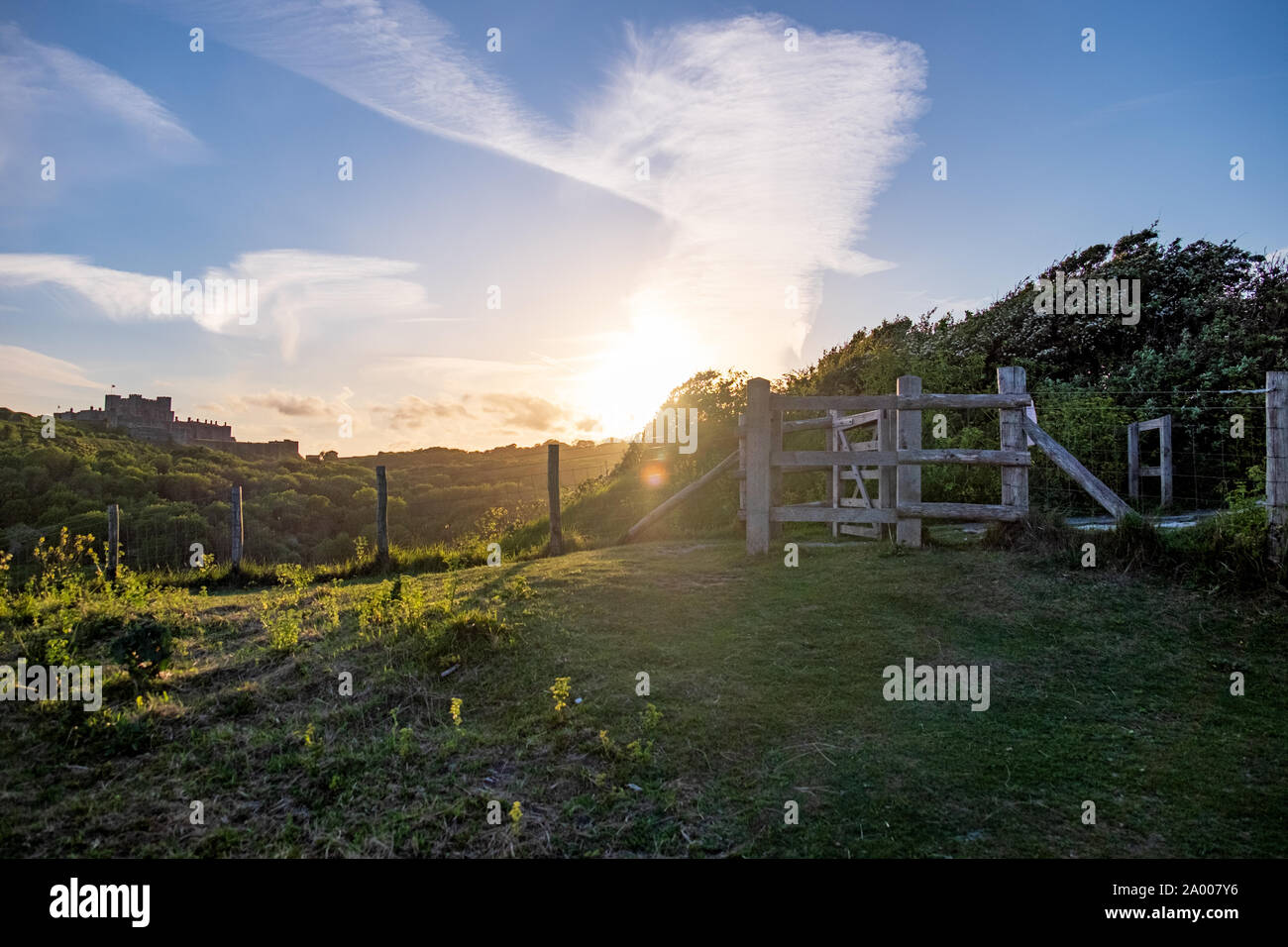 Dover castle background hi-res stock photography and images - Alamy