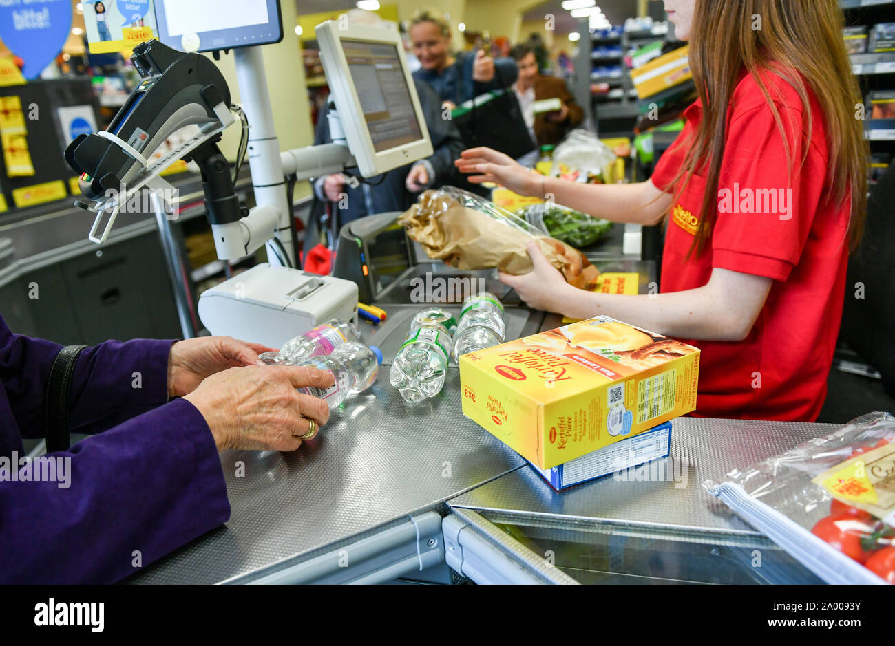 Cashier supermarket 2019 hi-res stock photography and images - Alamy