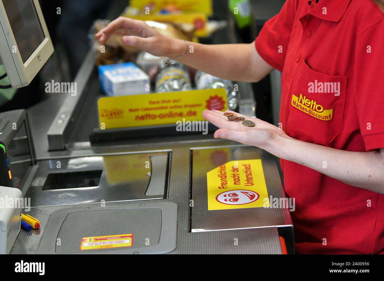 Berlin, Germany. 18th Sep, 2019. A cashier is holding small change in ...