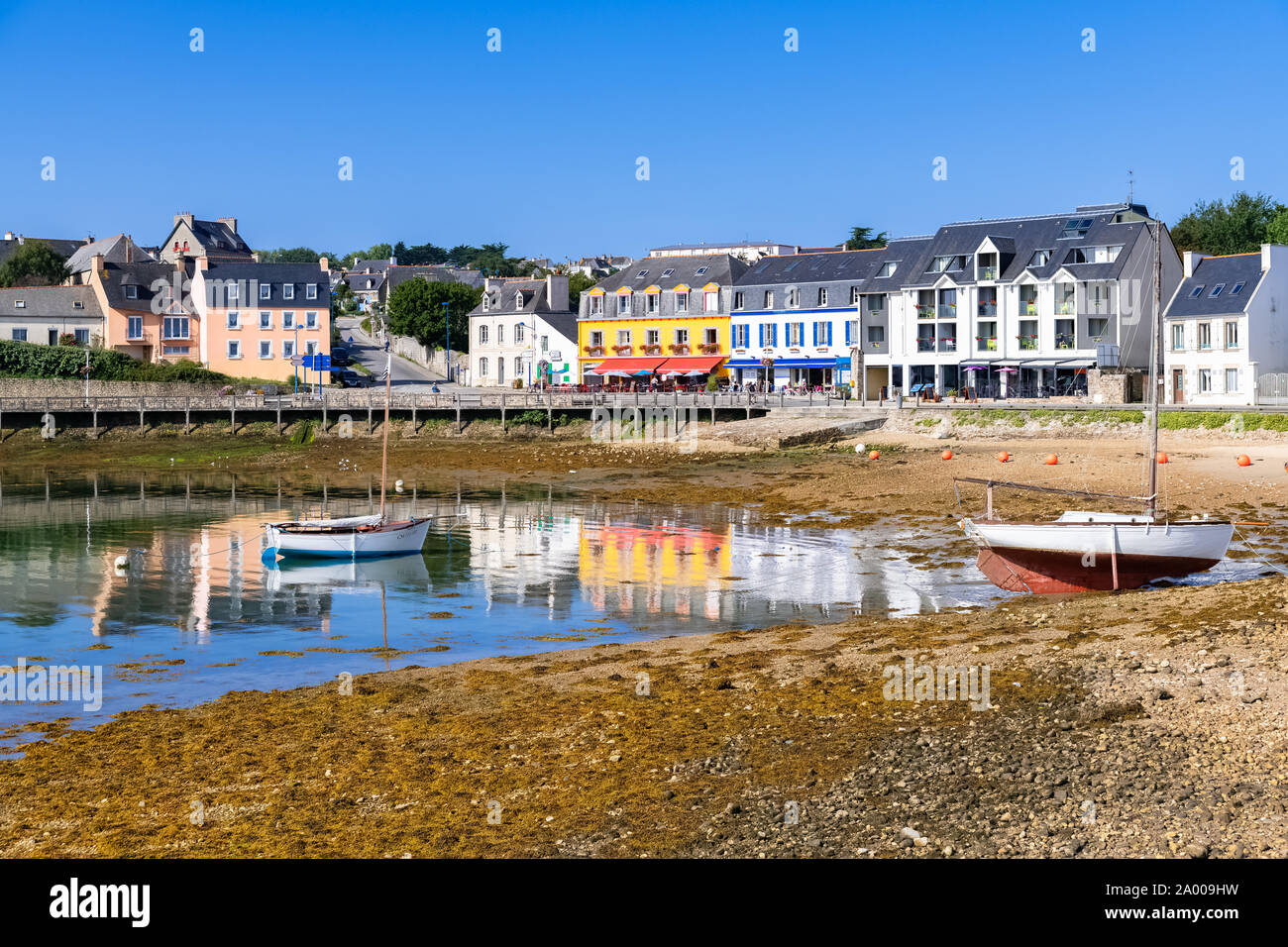 Camaret-sur-Mer, panorama of the harbor with typical houses and boats ...