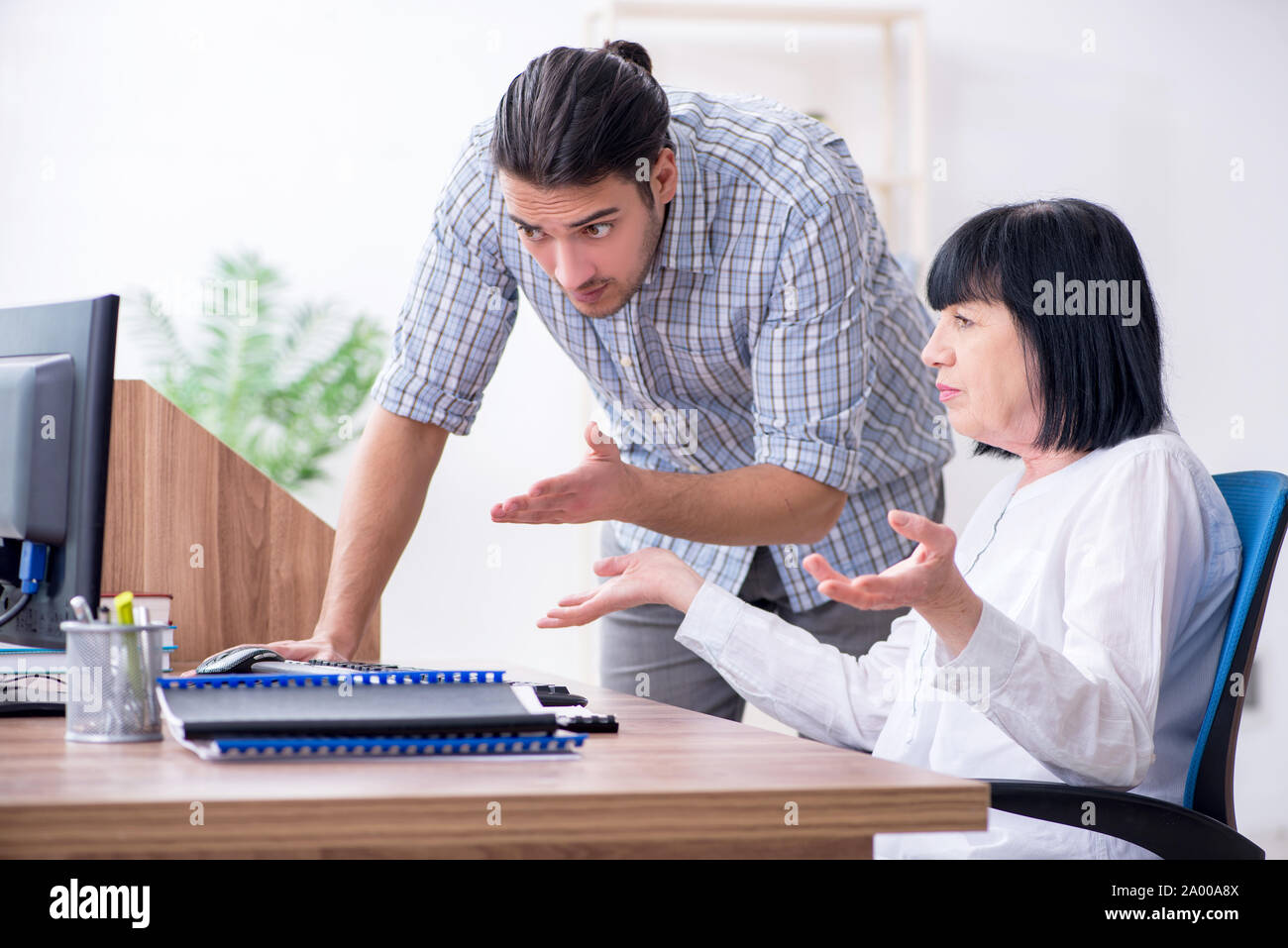 Senior woman struggling computer hi-res stock photography and images ...