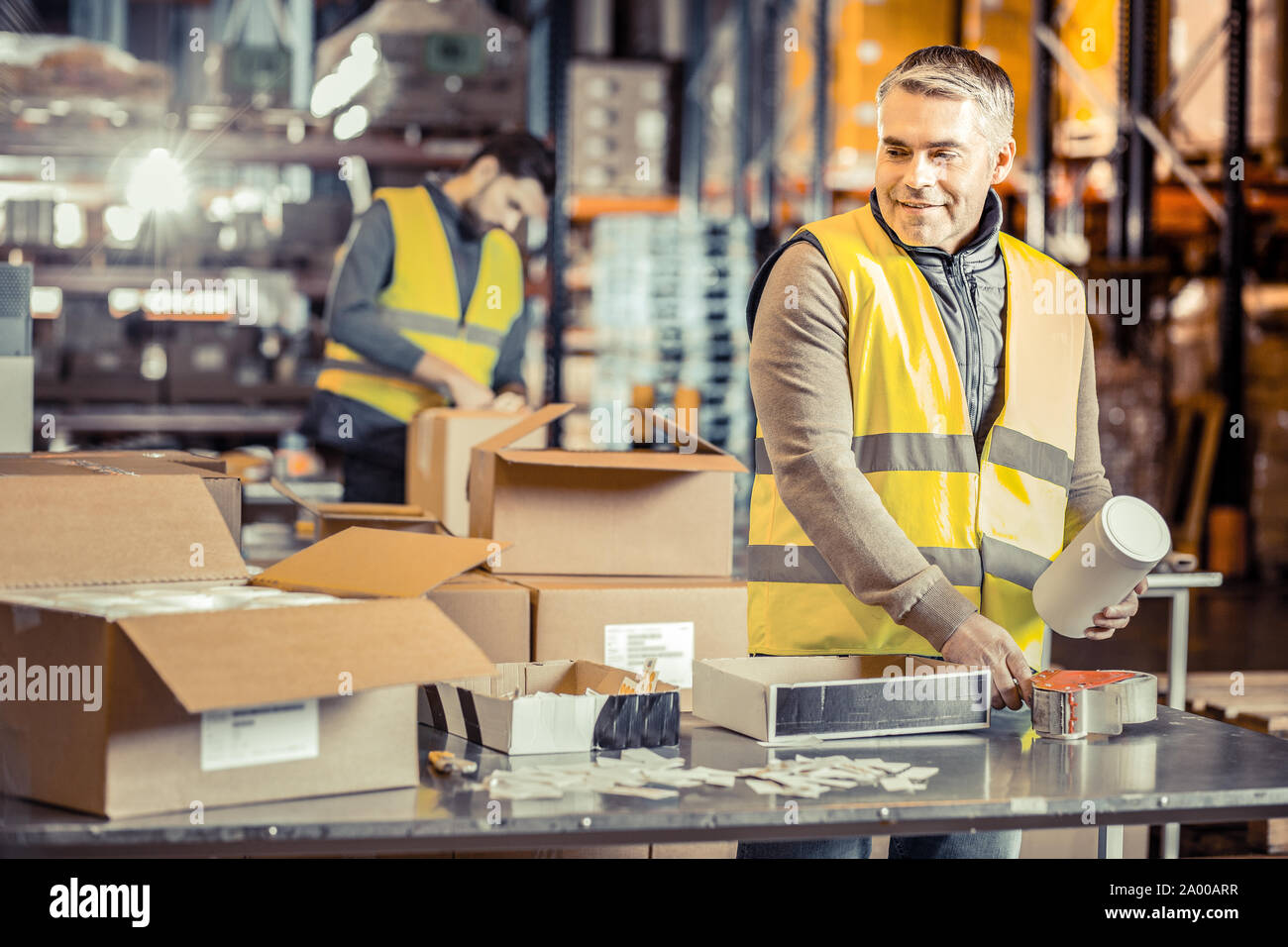 Worker packing up equipment hi-res stock photography and images - Alamy