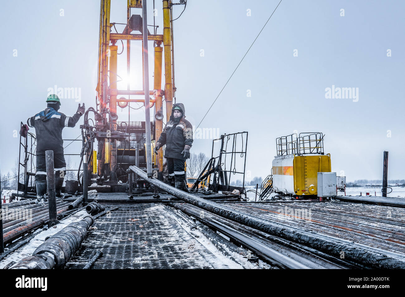 Engineer working on oil rig hi-res stock photography and images - Alamy