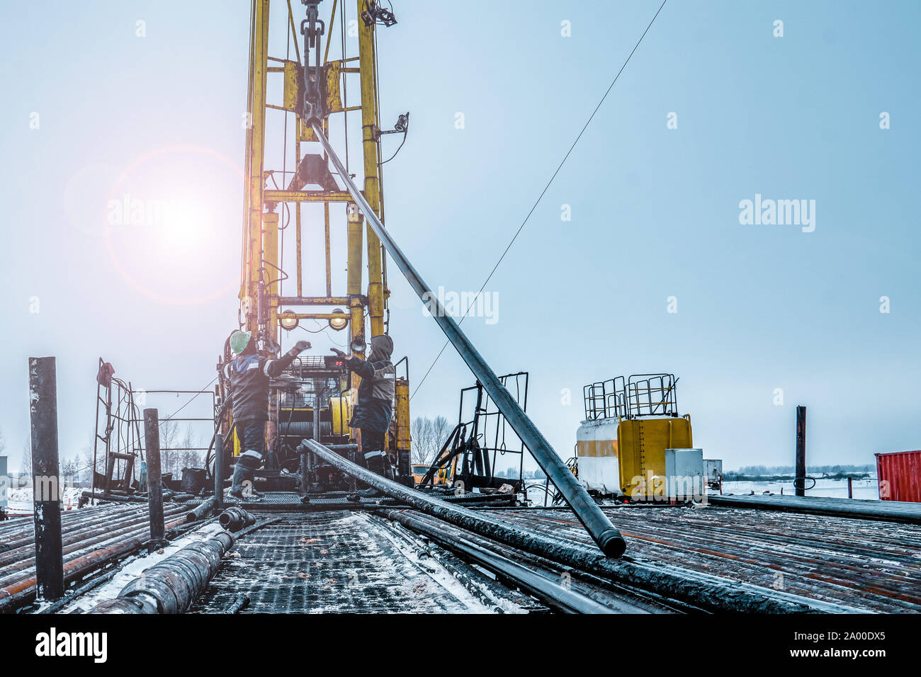 Engineer working on oil rig hi-res stock photography and images - Alamy