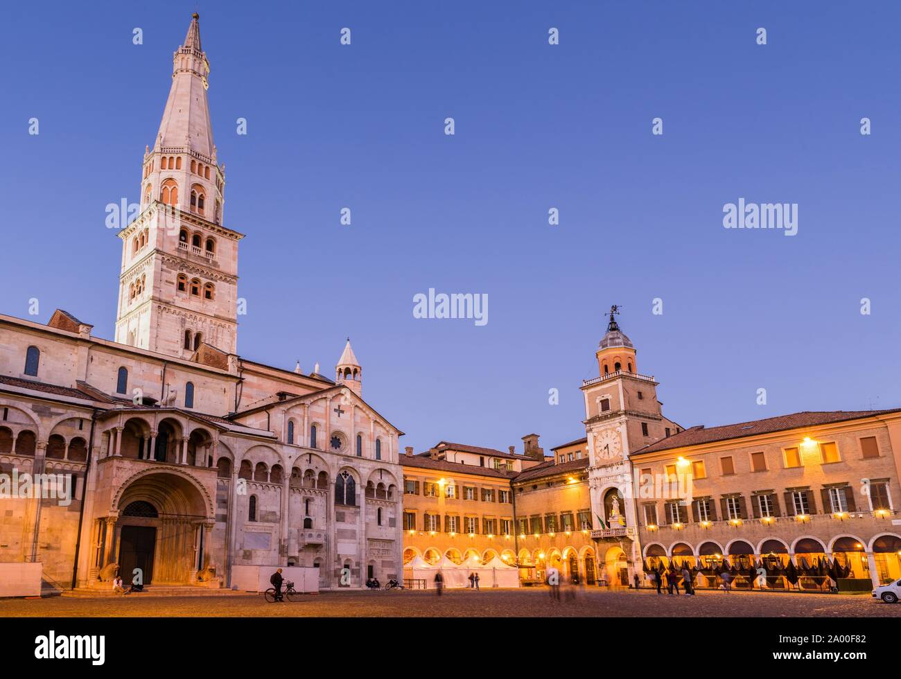 Blue hour, Piazza Grande, Cathedral of Modena with tower Torre ...