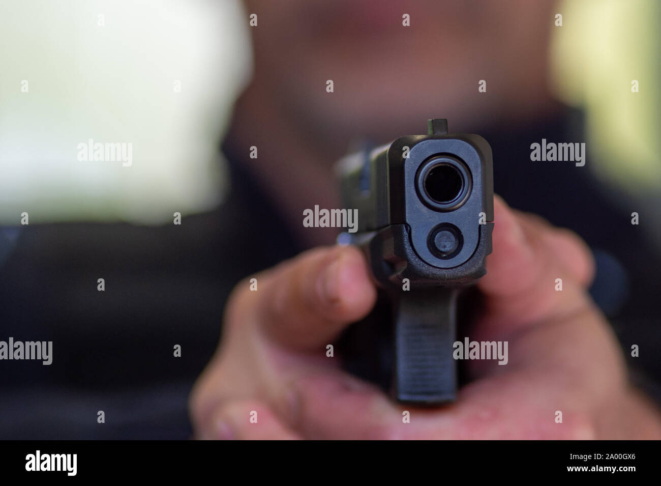 Aschersleben, Germany. 18th Sep, 2019. A policeman is aiming a Glock 46 ...