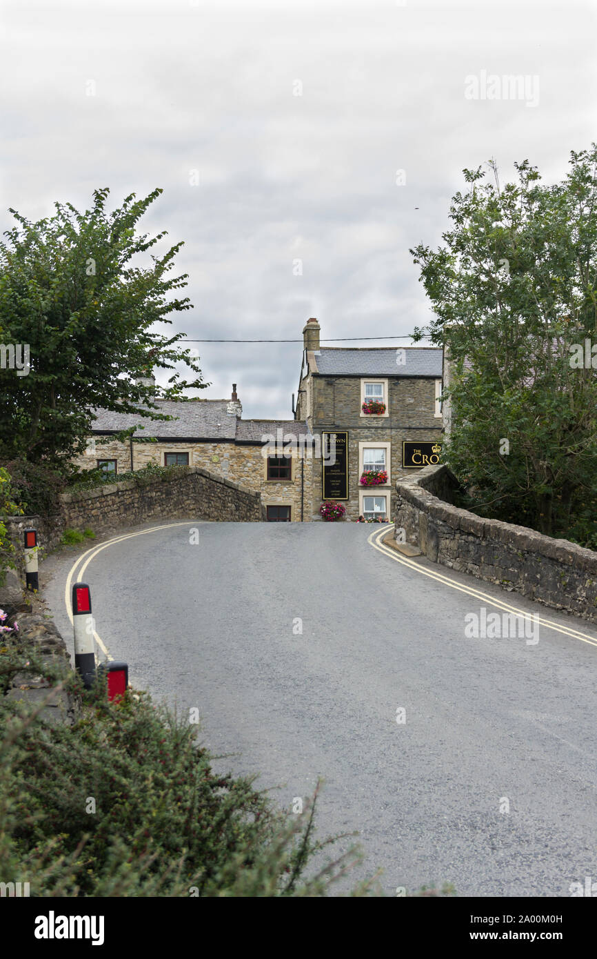 Humpback bridge on the B6479 in the village of Horton-in-Ribblesdale ...