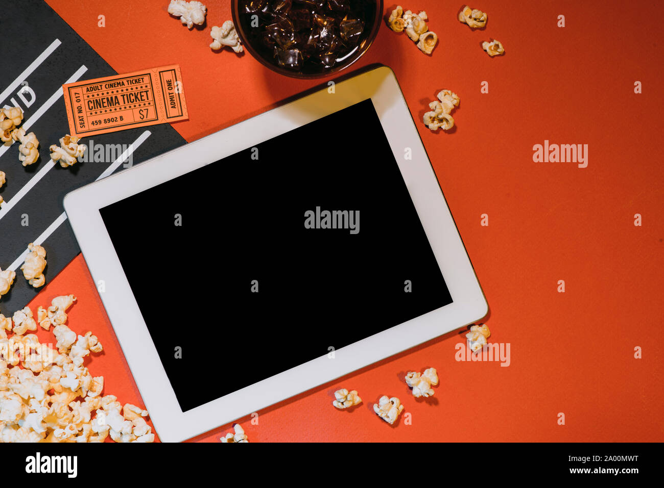 Movie clapboard and popcorn hi-res stock photography and images - Alamy