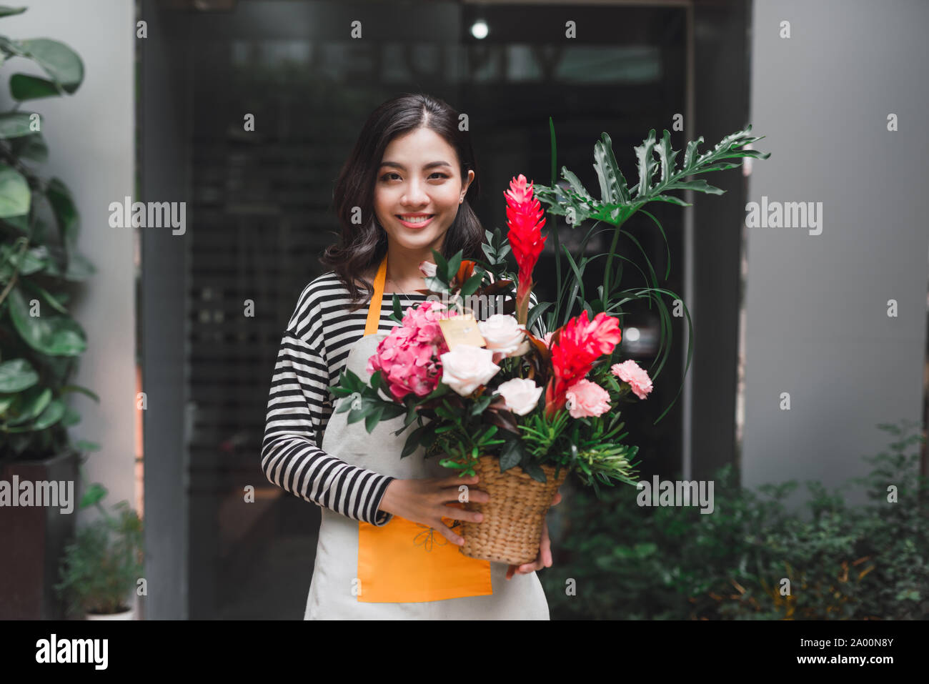 Flower shop assistant offering a bunch of flowers Stock Photo - Alamy