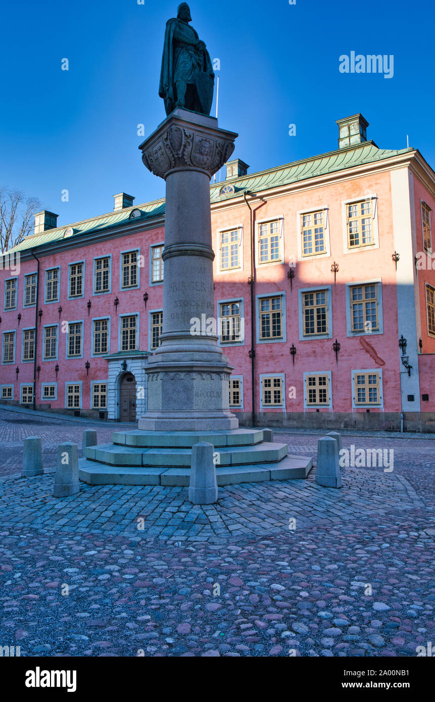 Stenbock Palace (Stenbockska Palatset) and statue of Stockholm founder ...