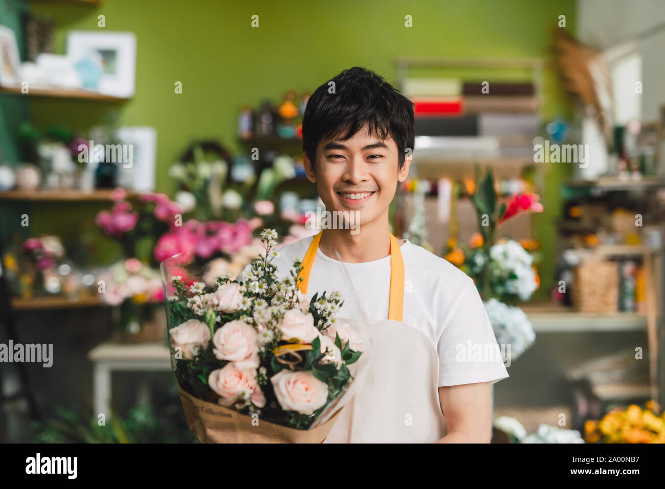 One happy asian florist hi-res stock photography and images - Alamy