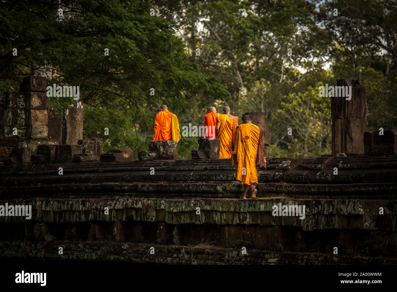 4 monks on monument Cambodja Stock Photo - Alamy