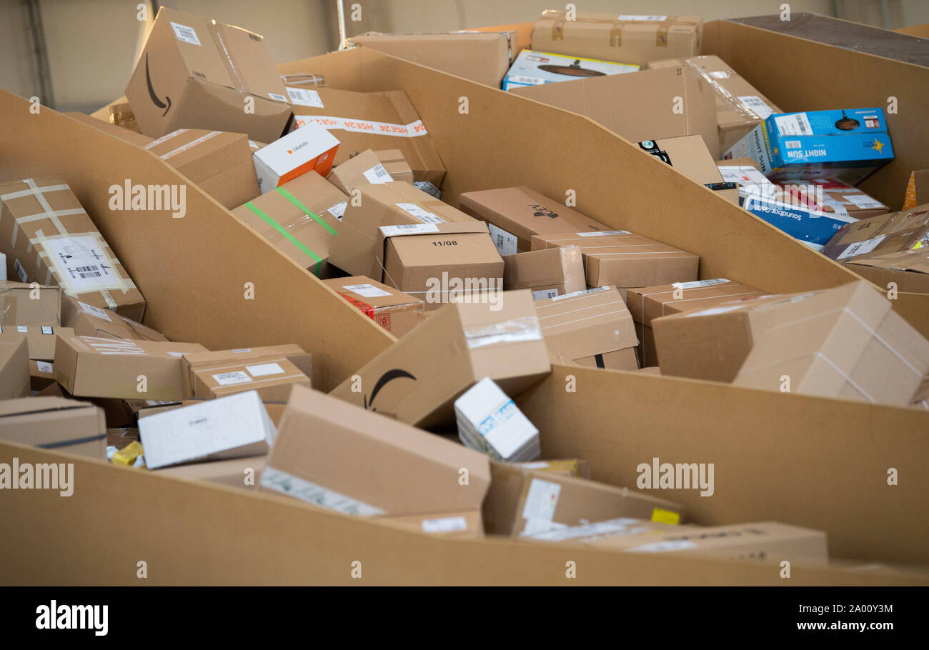 Parcels berlin hi-res stock photography and images - Alamy