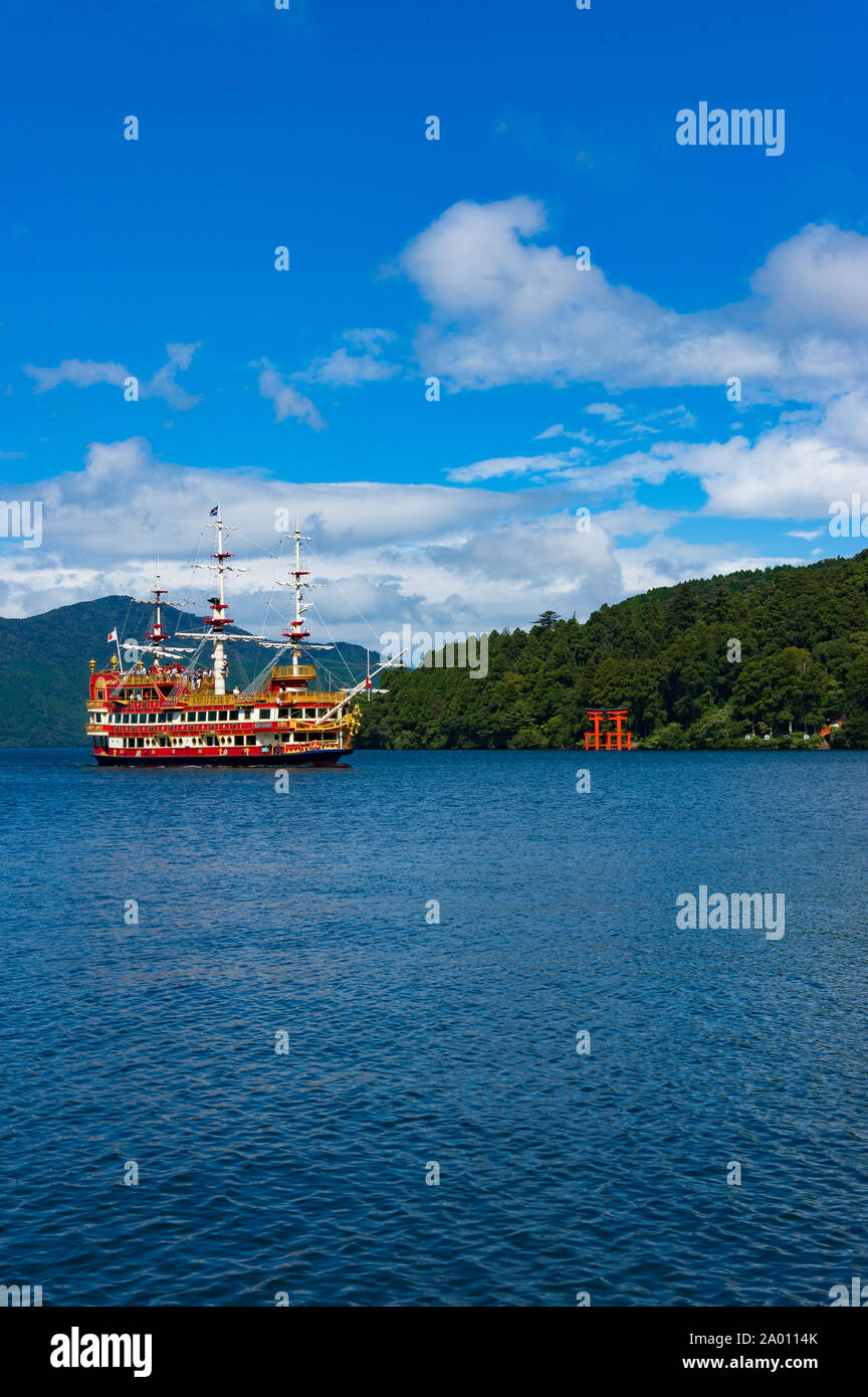 Hakone, Japan - September 3, 2016: Pirate ship and Torii gate on Ashi ...