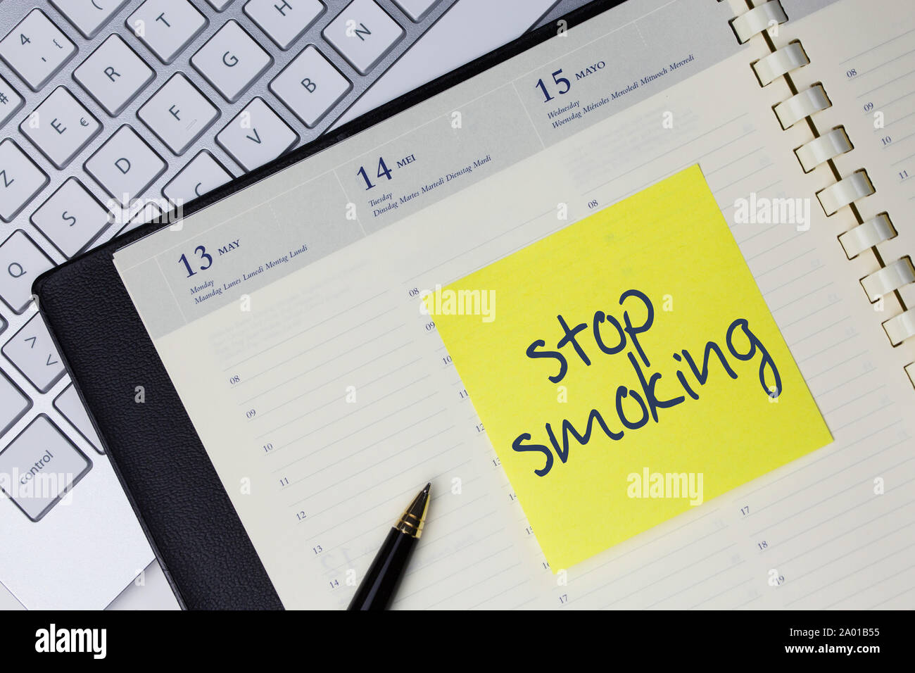 Paper note with the words - Stop smoking - in business desk. Health ...