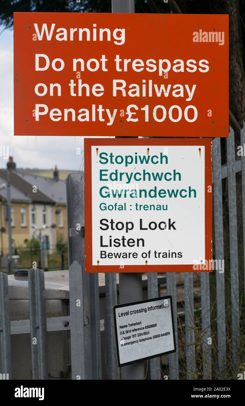 Warning signs in Welsh and English at railway level crossing ...