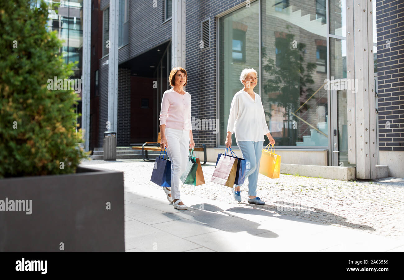 Smiling friends walking shopping hi-res stock photography and images ...