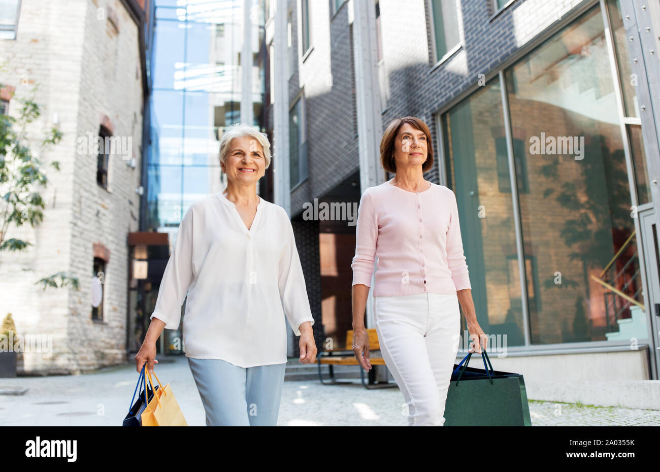 Smiling friends walking shopping hi-res stock photography and images ...