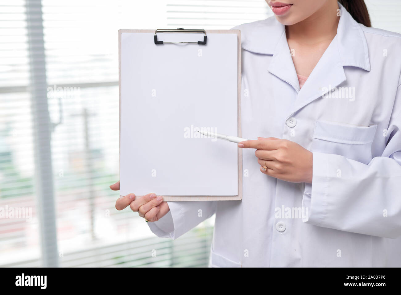 Doctor show clipboard hi-res stock photography and images - Alamy