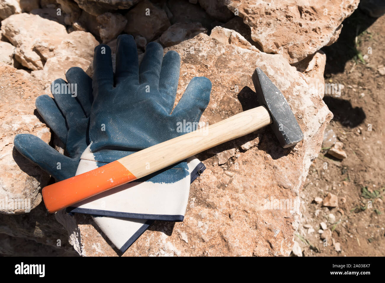 Mason constructing building hi-res stock photography and images - Alamy
