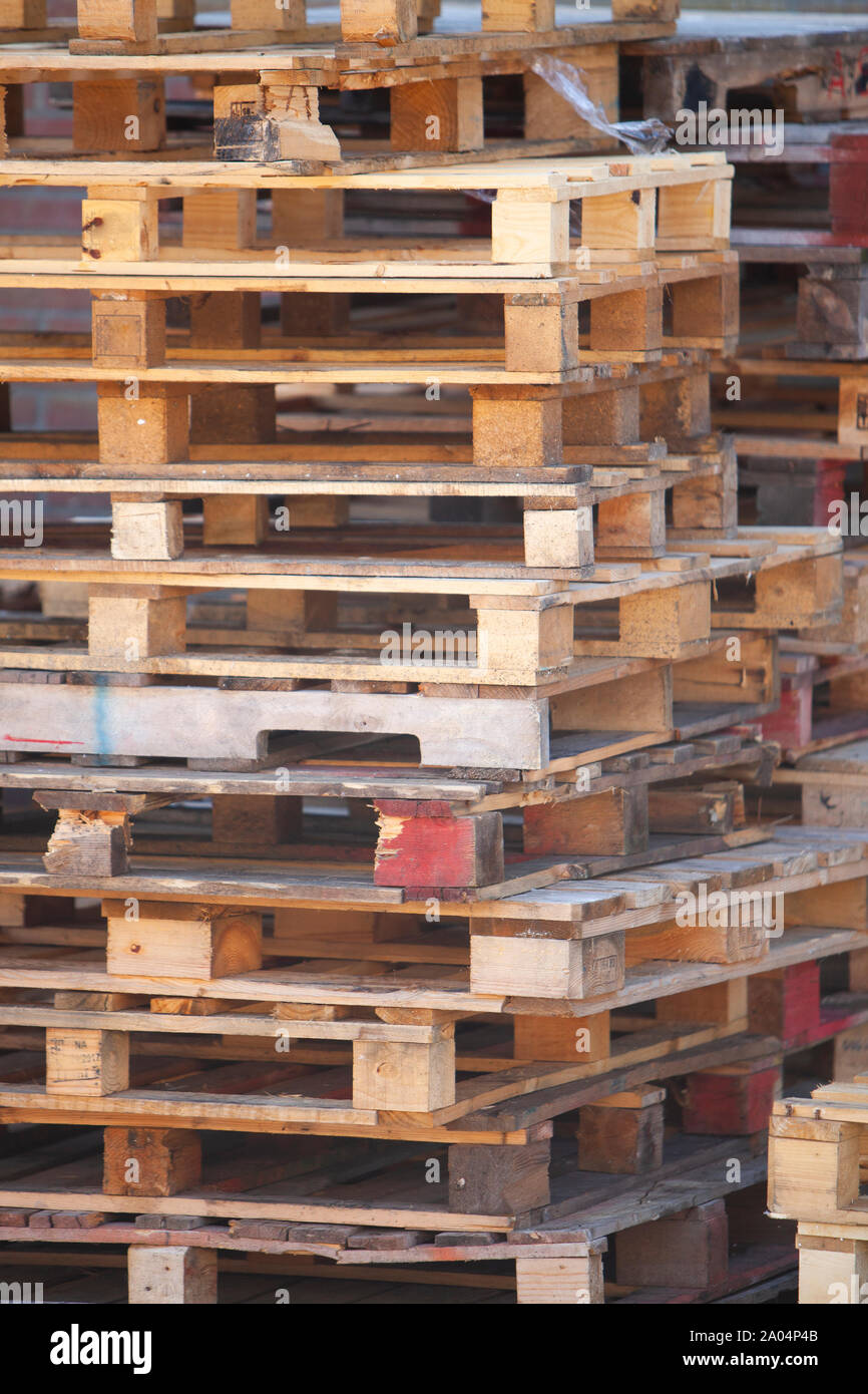 closeup of pile of empty wooden pallets Stock Photo - Alamy