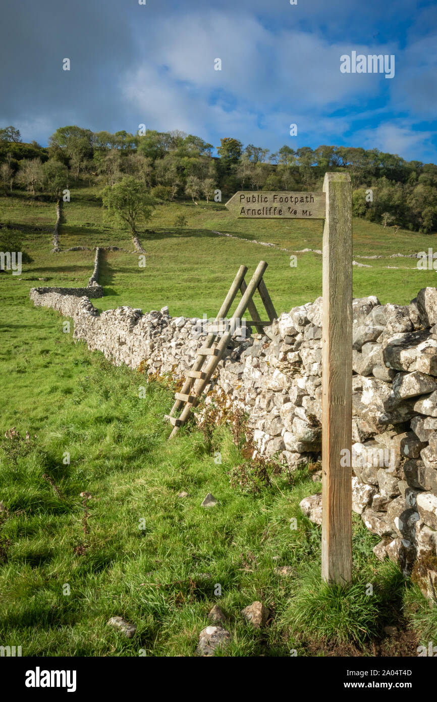Fingerpost field hi-res stock photography and images - Alamy