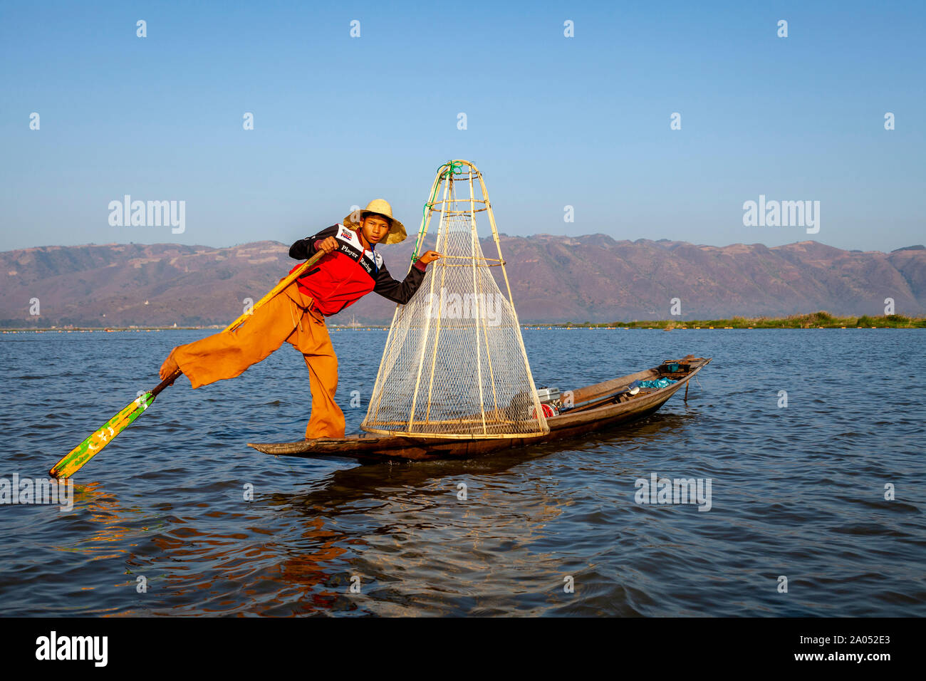 Leg Rowing Fisherman, Lake Inle, Shan State, Myanmar Stock Photo - Alamy