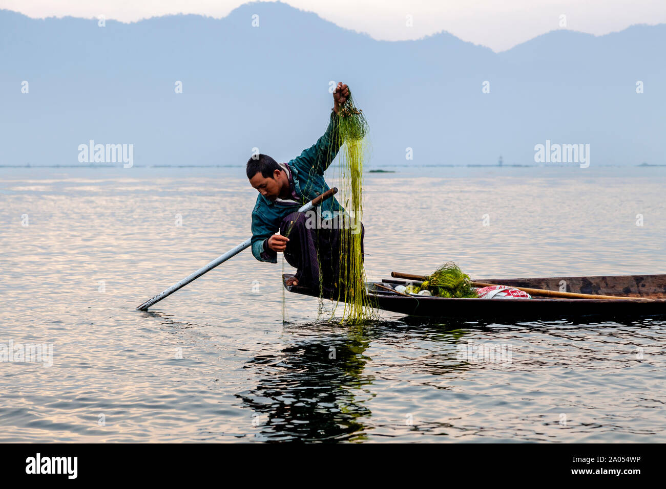 Leg Rowing Fisherman, Lake Inle, Shan State, Myanmar Stock Photo - Alamy