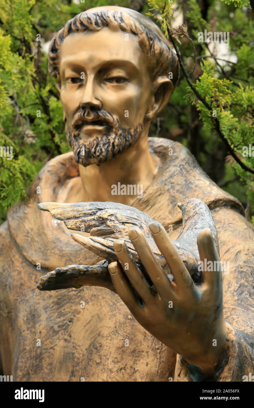 Moine franciscain tenant une colombe dans la main. Sanctuaire Madonna ...